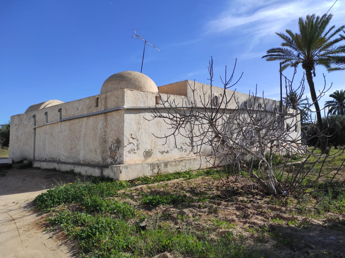 Houch typique avec grand terrain en zone urbaine à vendre